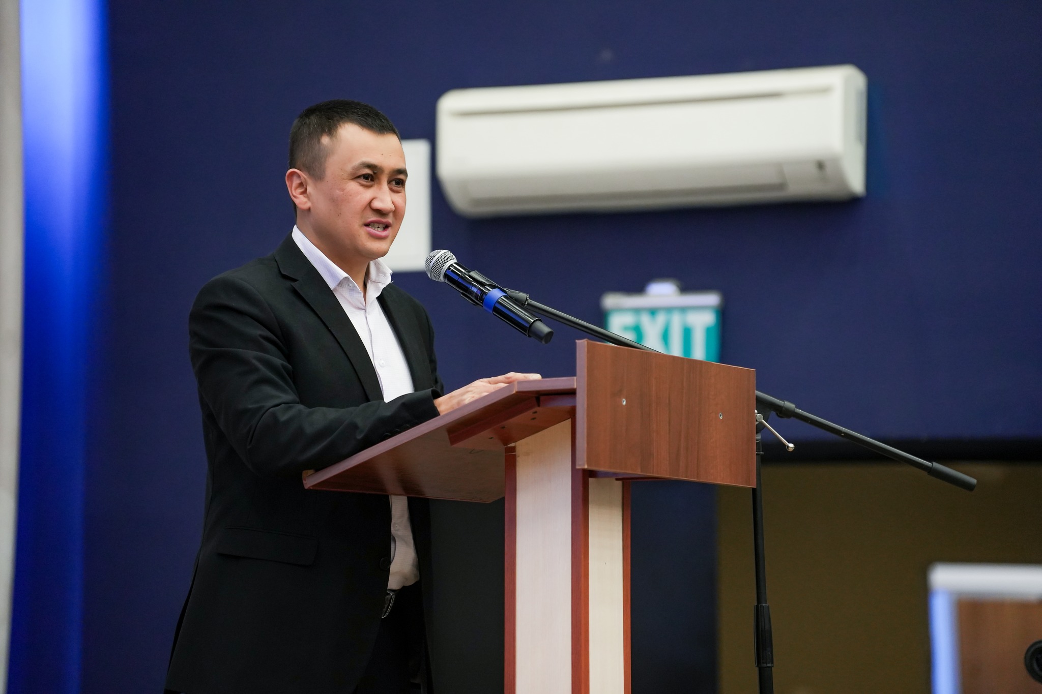 В АУЦА представили книгу «Өнүгүүнүн өзөгү – мугалим»